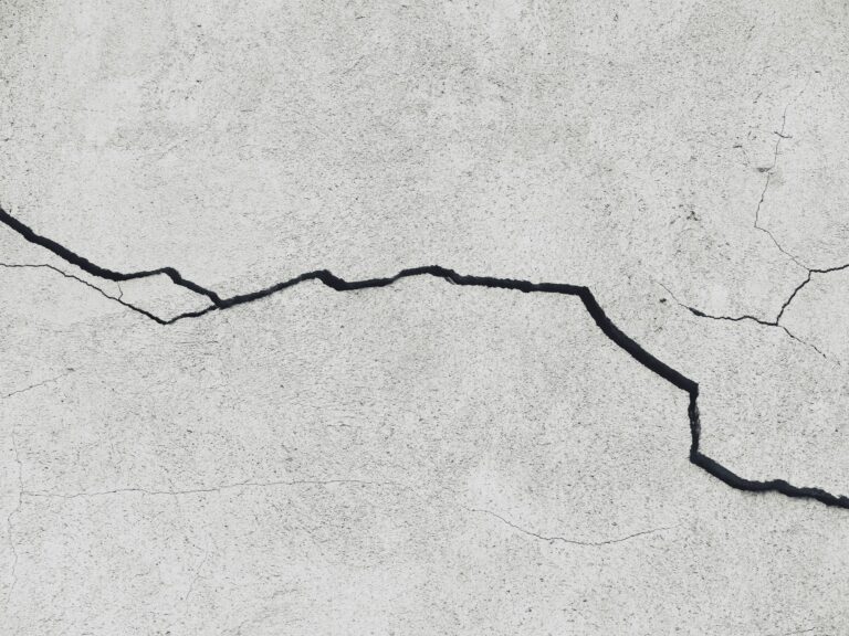 5 Cara Mengatasi Tembok Retak dengan Mudah dan Tanpa Biaya Mahal