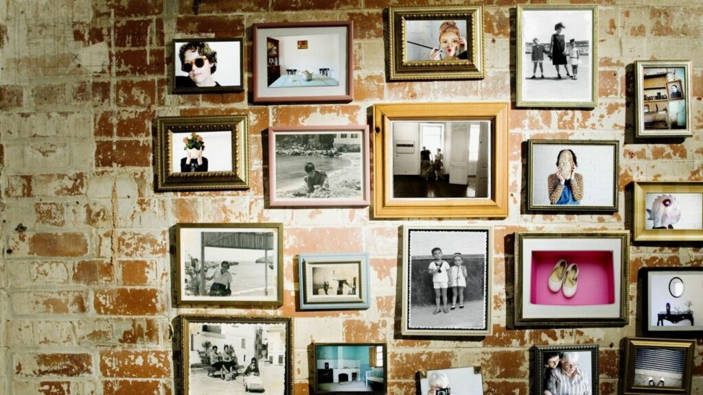 7 Cara Kreatif Menata Foto di Dinding Agar Terlihat Artistik