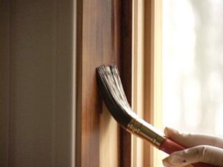 6 Cara Mudah Mengecat Pintu dan Jendela Kayu untuk Pemula