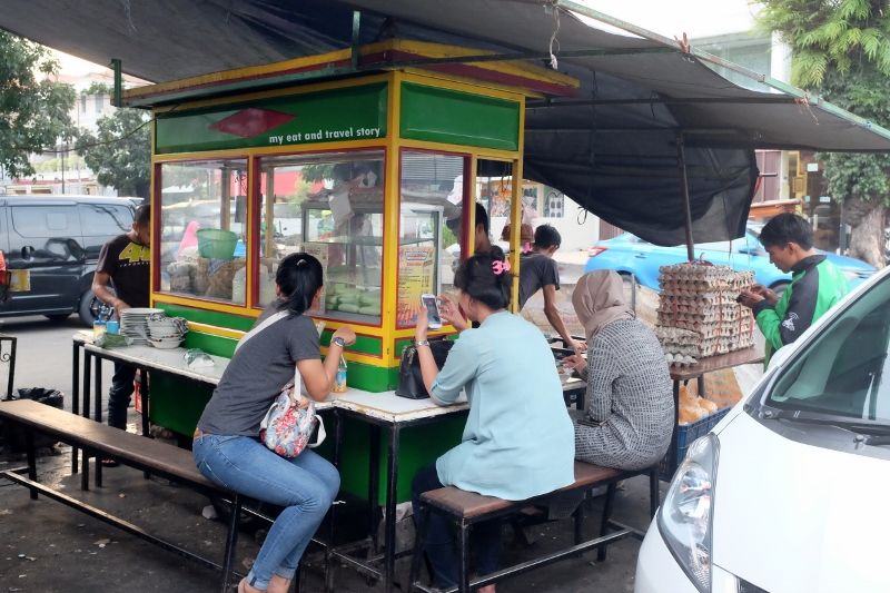 10 Jajanan Kaki Lima di Jakarta yang Legendaris dan Wajib Coba