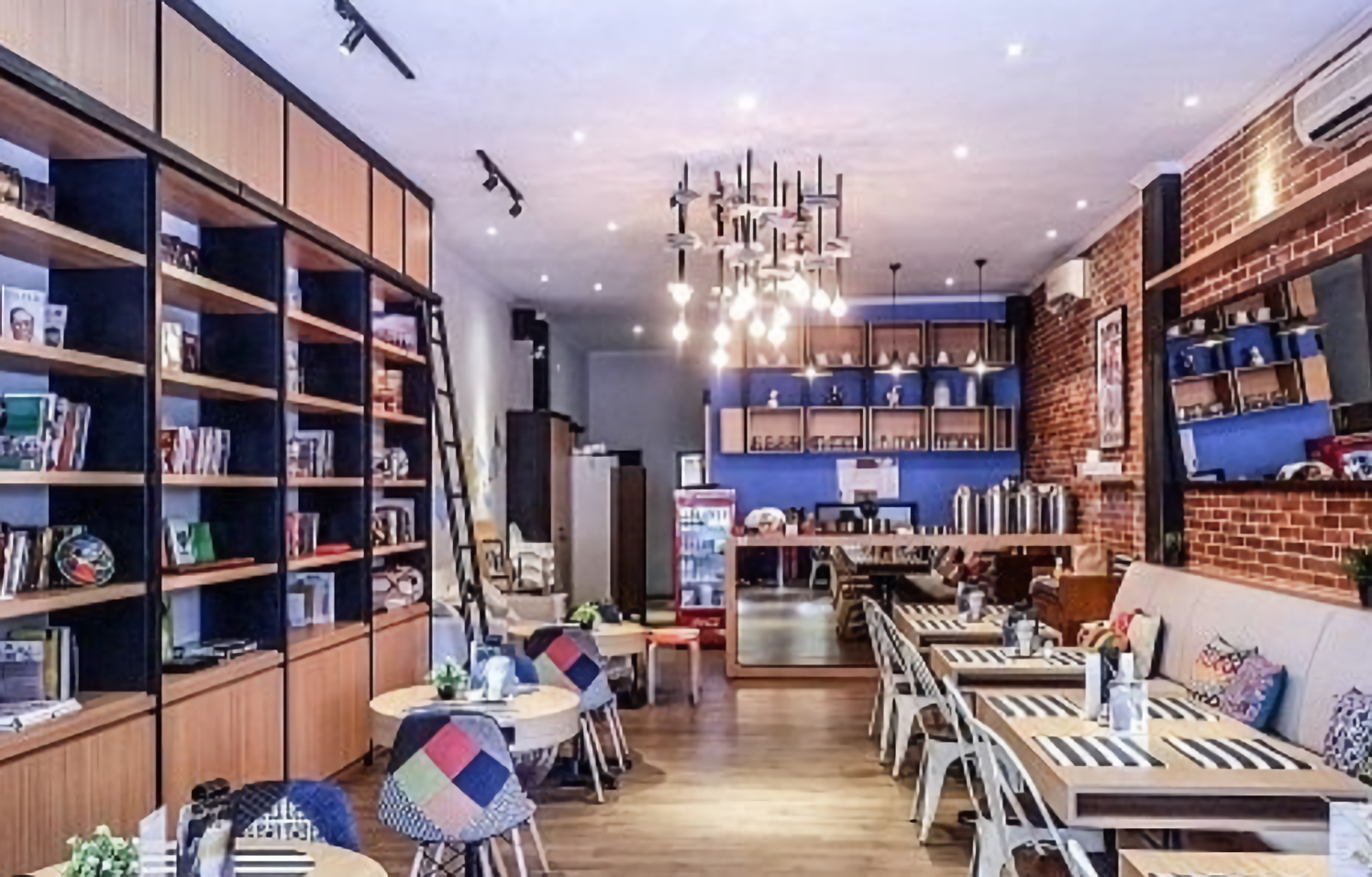 8 Kafe Buku di Jabodetabek yang Cocok untuk Bookworm