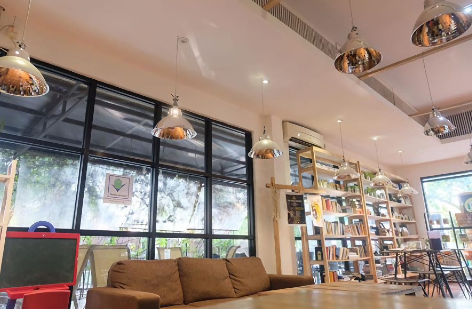 8 Kafe Buku di Jabodetabek yang Cocok untuk Bookworm