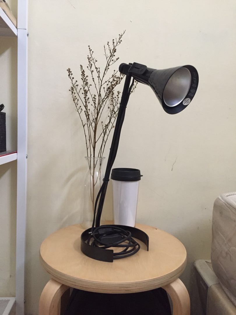 7 Lampu Meja Minimalis untuk Meja Kerja Agar Pencahayaan Optimal