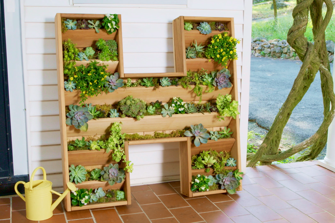 7 Ide DIY Pot Gantung Tanaman dari Barang Bekas di Rumah