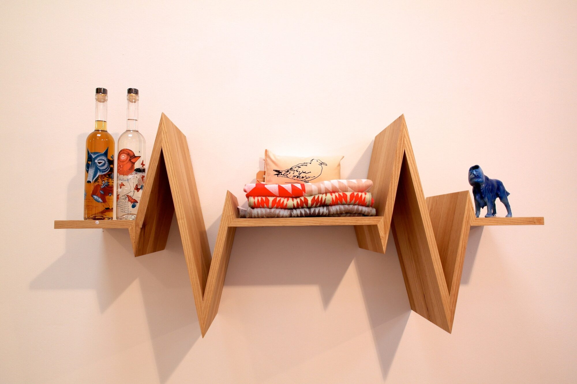 7 Ide Rak Unik untuk Dekorasi dan Menambah Space di Kamar