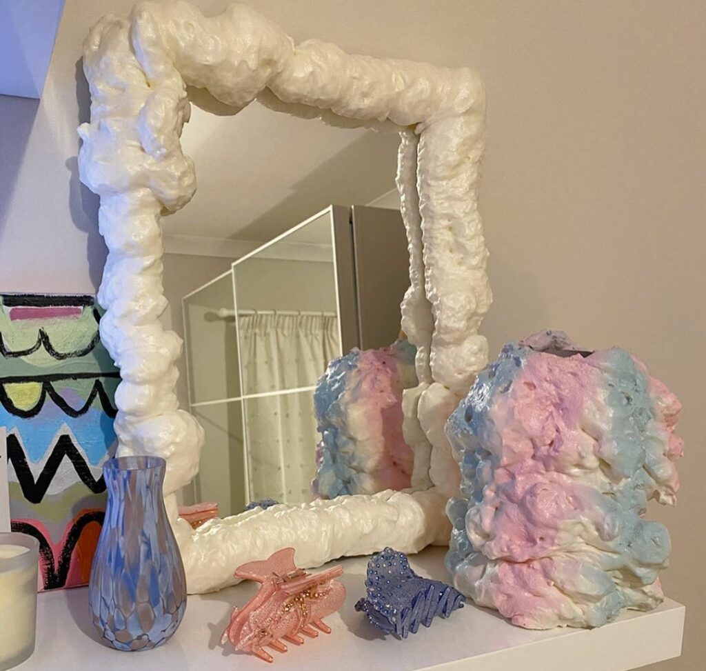 7 DIY Dekorasi Frame Cermin yang Bikin Kamar Estetik dan Cantik