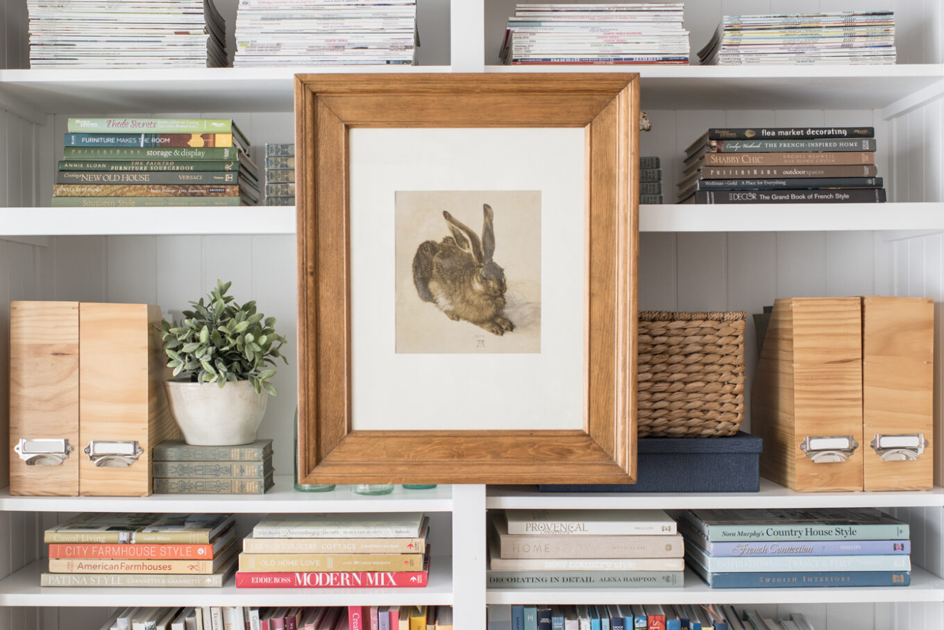 6 Ide Dekorasi Rak Buku Estetik yang Bikin Ruangan Tampil Beda