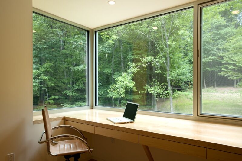 WFH Lebih Nyaman dengan 5 Inspirasi Home Office Menghadap Jendela
