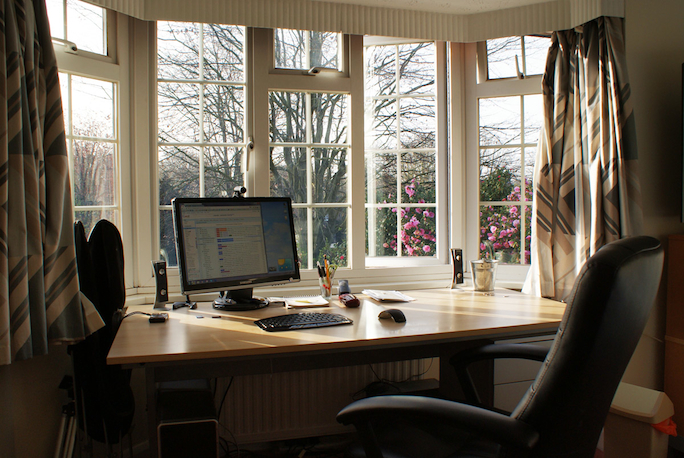 WFH Lebih Nyaman dengan 5 Inspirasi Home Office Menghadap Jendela