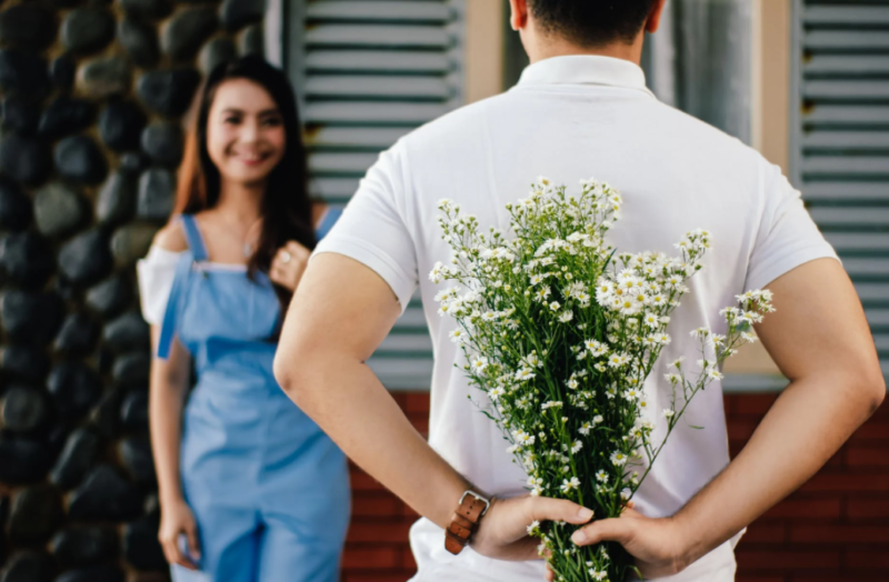 Apa Bahasa Cintamu? Yuk, Kenali Apa Saja Love Language!