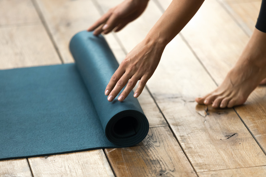 4 Cara Membersihkan Matras Yoga yang Tepat agar Tak Mudah Rusak
