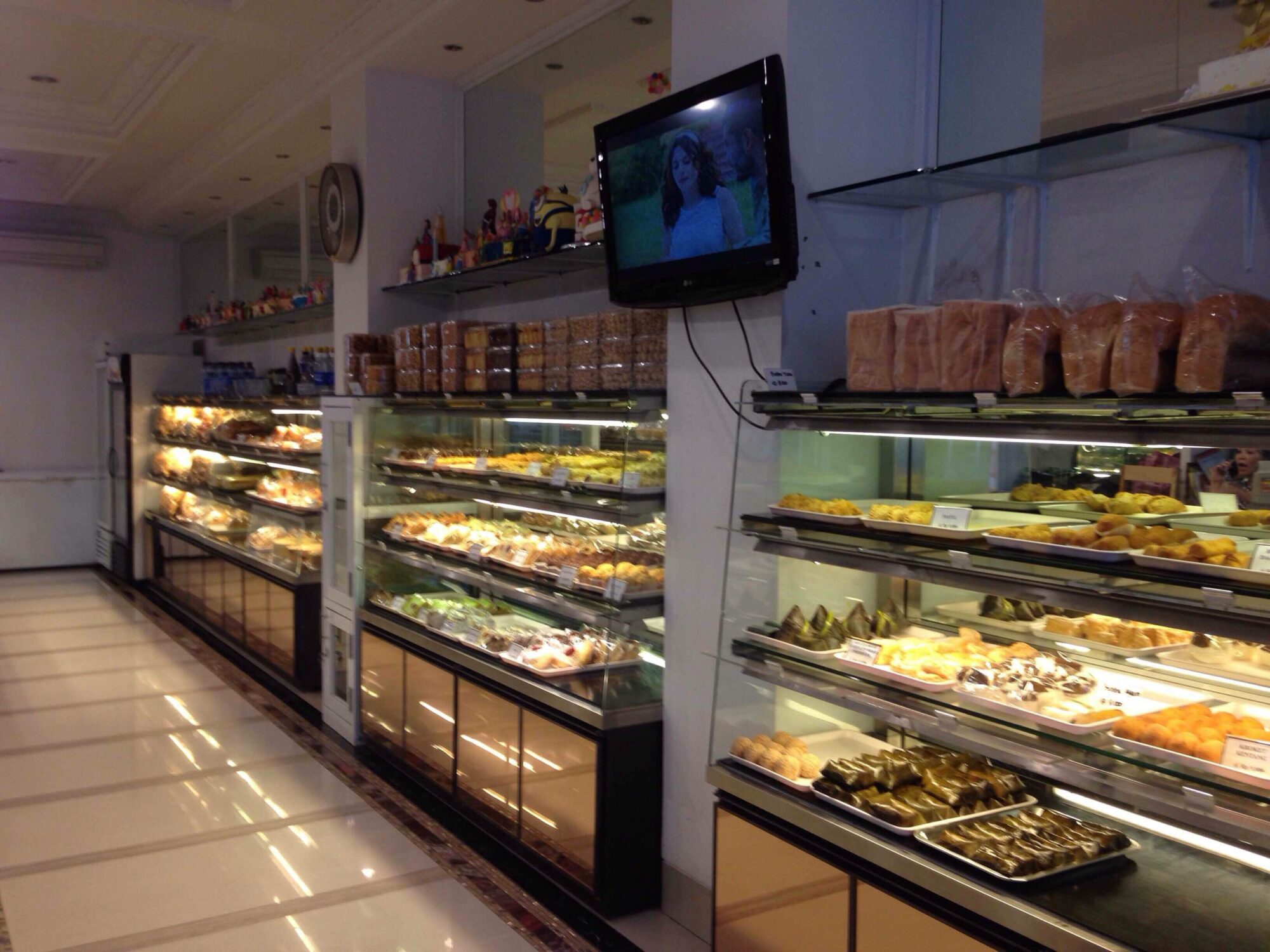 14 Toko Kue Legendaris Ini Tetap Eksis Meski Usianya Ratusan