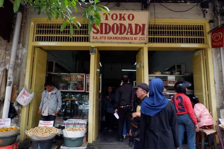 14 Toko Kue Legendaris Ini Tetap Eksis Meski Usianya Ratusan