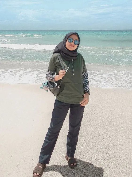 14 Tren Outfit ke Pantai Hijab untuk Inspirasi Gaya Kamu Saat Liburan