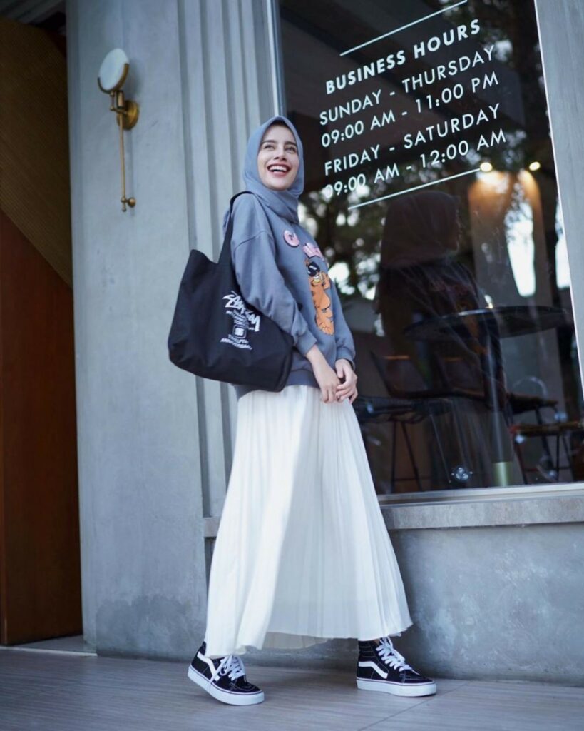 12 Inspirasi OOTD Hijab Simple untuk Hangout | Cocok untuk Bukber!