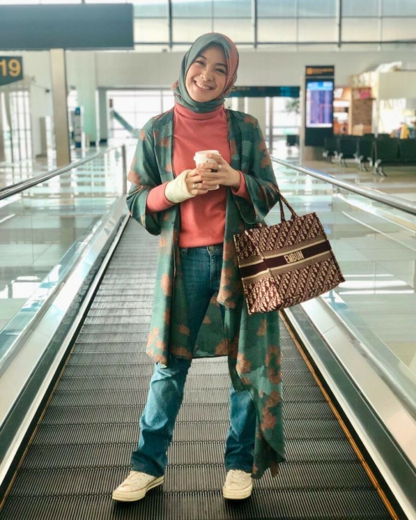 12 Inspirasi OOTD Hijab Simple untuk Hangout | Cocok untuk Bukber!