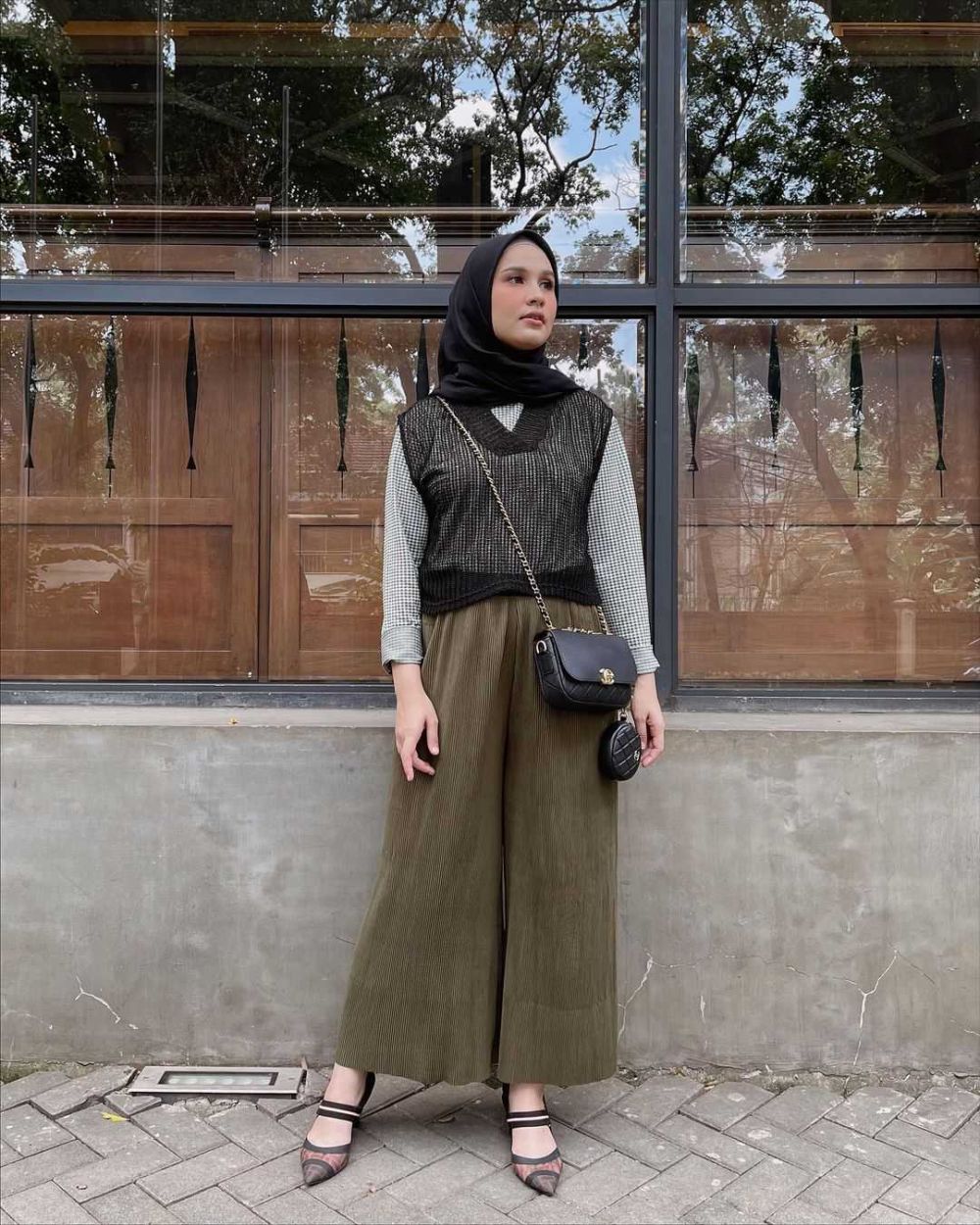 12 Inspirasi OOTD Hijab Simple untuk Hangout | Cocok untuk Bukber!