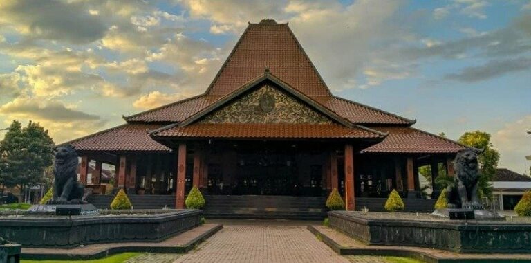 Rumah Adat dari Jawa Tengah adalah Joglo? Ini Nama dan Gambarnya