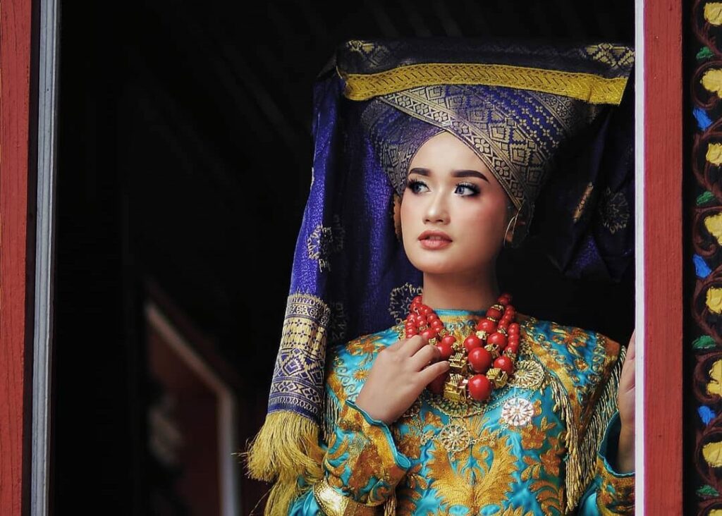 12 Perlengkapan Pakaian Adat Sumatera Barat serta Maknanya