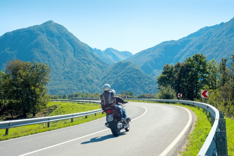 7 Alasan Pacaran Naik Motor Lebih Romantis, Anak Mobil Jangan Baper