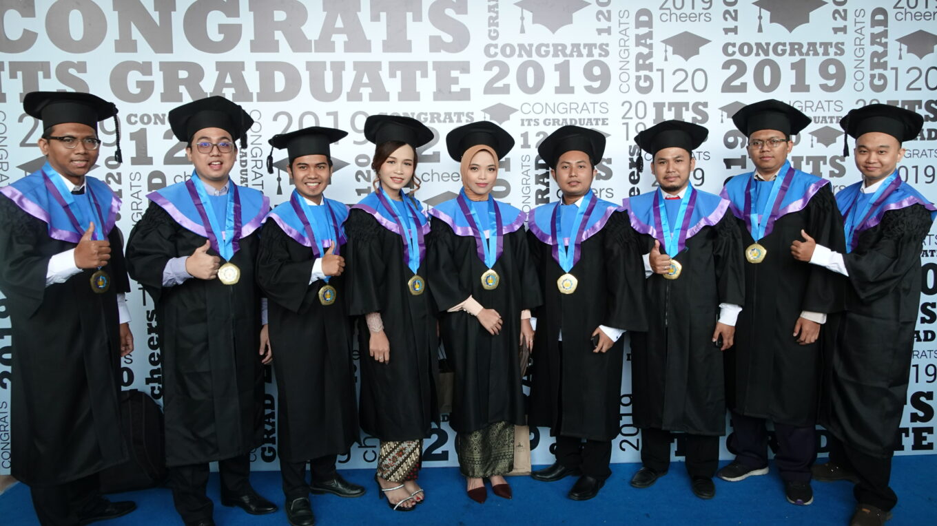 10 Toga Wisuda Terbaik di Indonesia | Serupa tapi Tak Sama!