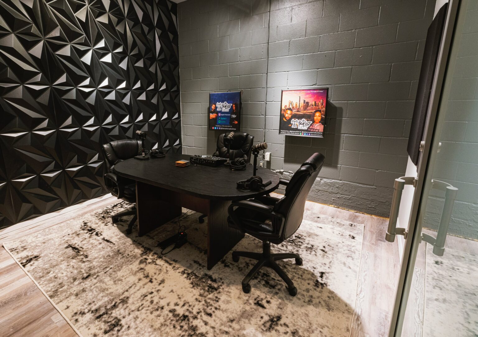 9 Ide Desain Ruang Podcast di Rumah, Minimalis Tapi Keren!