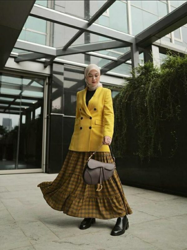 Tampil Stylish, Intip 9 Inspirasi Padu Padan Warna Kuning untuk Outfitmu!