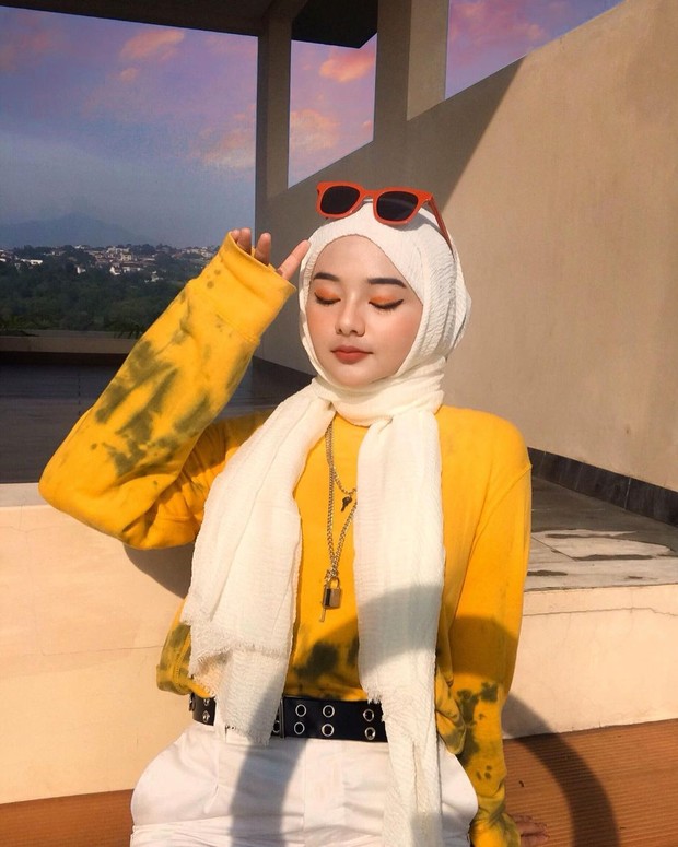 Tampil Stylish, Intip 9 Inspirasi Padu Padan Warna Kuning untuk Outfitmu!
