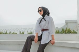 20 Inspirasi Padu Padan Kemeja Putih yang Nggak Membosankan!