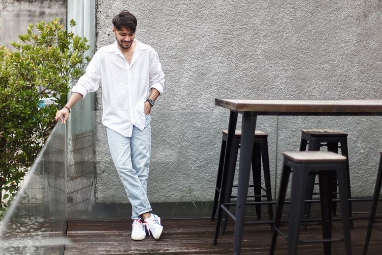 20 Inspirasi Padu Padan Kemeja Putih yang Nggak Membosankan!