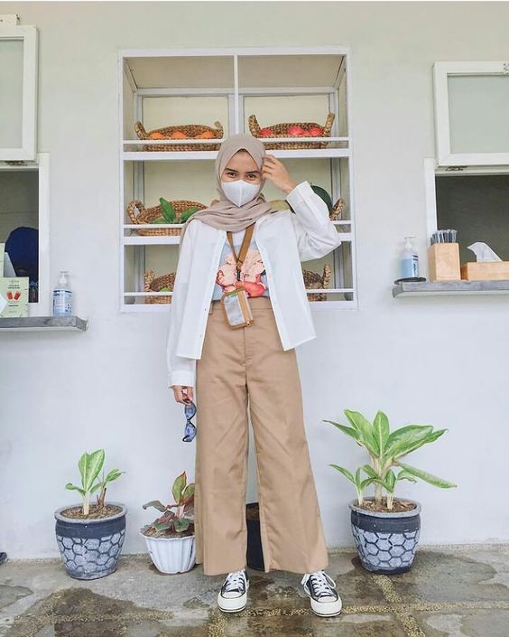 20 Inspirasi Padu Padan Kemeja Putih yang Nggak Membosankan!