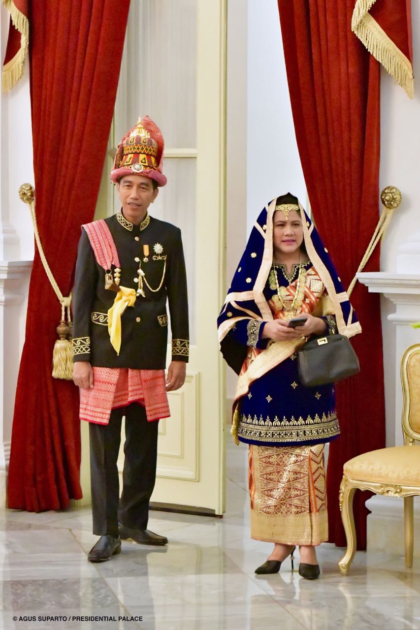 Presiden Jokowi Pernah Pakai 6 Baju Adat Daerah Ini, Ada Apa Saja?