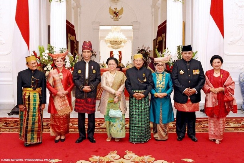 Presiden Jokowi Pernah Pakai 6 Baju Adat Daerah Ini Ada Apa Saja