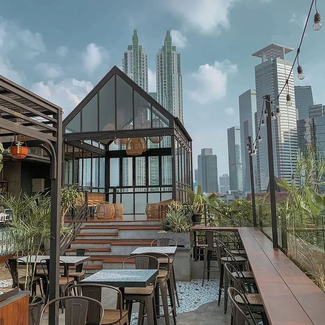 5 Pilihan Rooftop Cafe Terbaik Di Jakarta Romantis Banget 5-pilihan-rooftop-cafe-terbaik-di-jakarta-romantis-banget