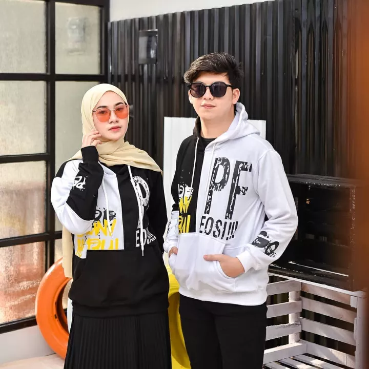 Baju Couple Terbaik 2022, Cek 7 Rekomendasinya di Sini!